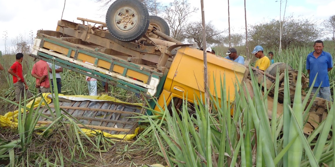 Caminhonete Capota Na Zona Rural De Araci Mata Duas Pessoas E Deixa