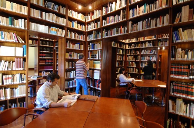 Foto De Uma Biblioteca Com Várias Estantes Cheias De Livros Do Chão Ao