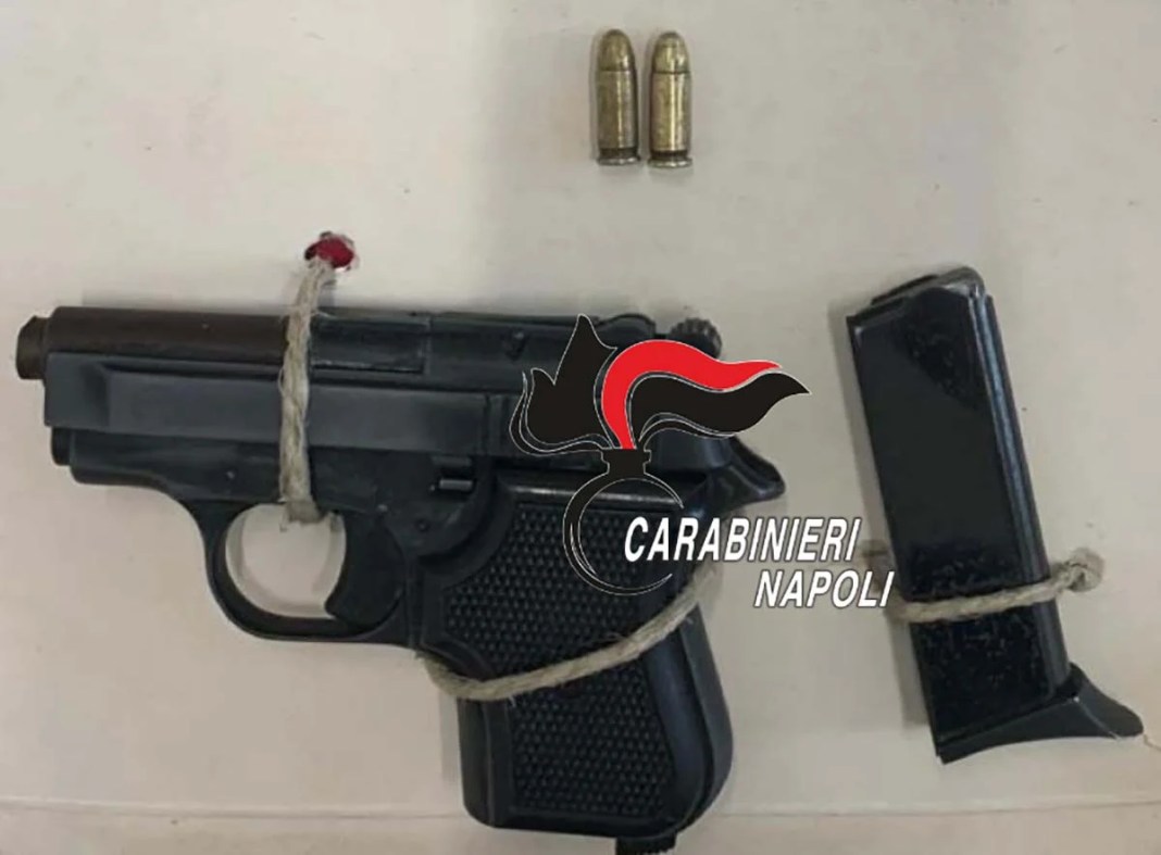 Napoli In Casa Pistola A Salve Modificata Arrestato