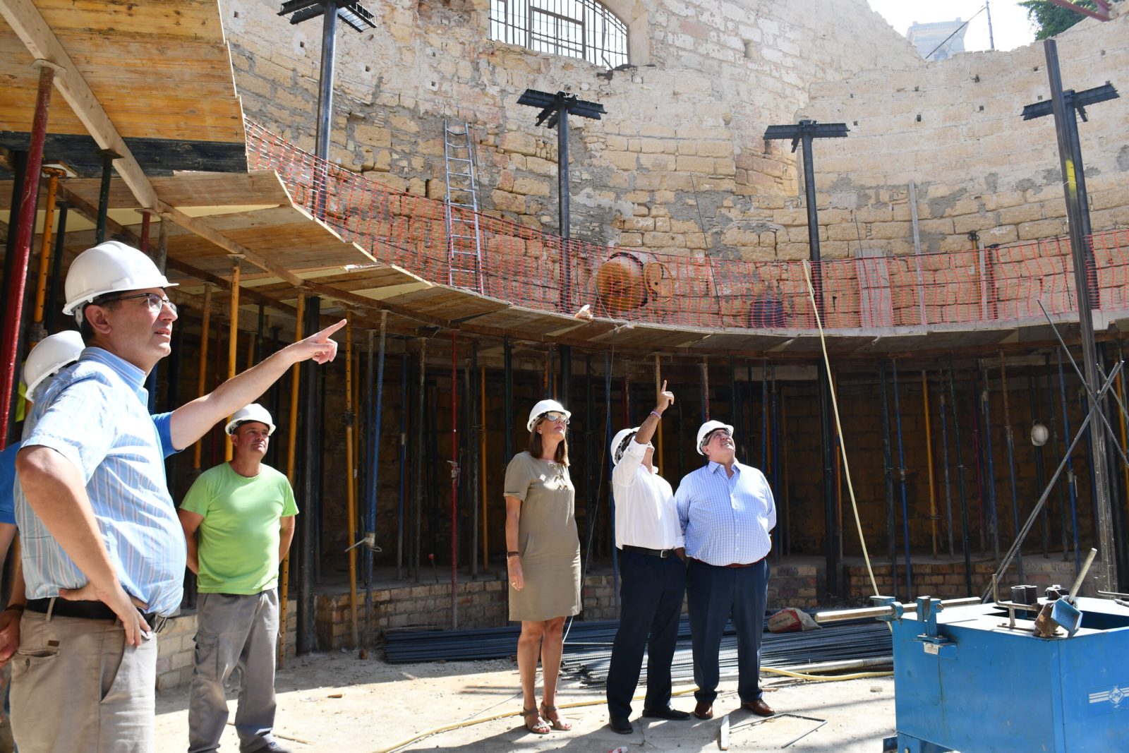 La Alcaldesa De Osuna Visita Las Obras De Restauración Del Teatro