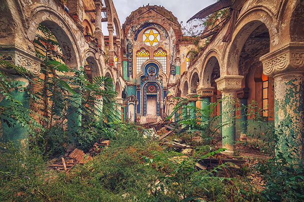 These Photos Of Decaying Sanctuaries Will Make You Believe In Ghosts