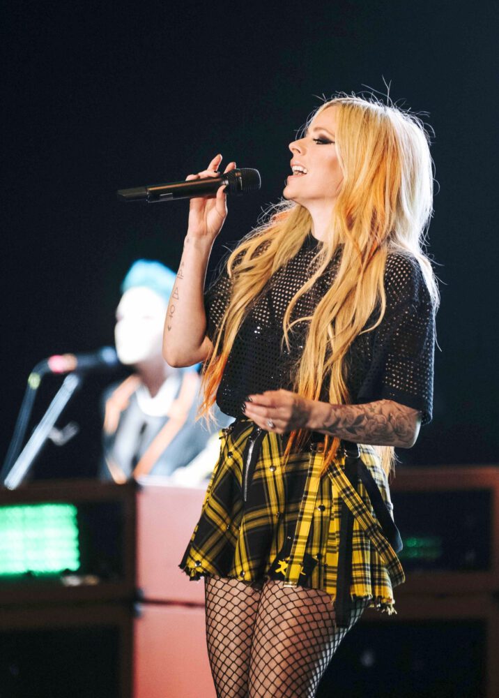 Avril Lavigne Sexy In Fishnet Stockings At Arena Peru In Lima 1