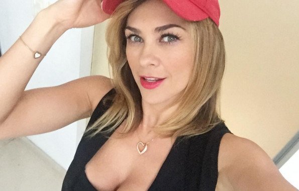 Aracely Arámbula Consiente A Sus Fans Con Una Foto En Un Diminuto Bikini