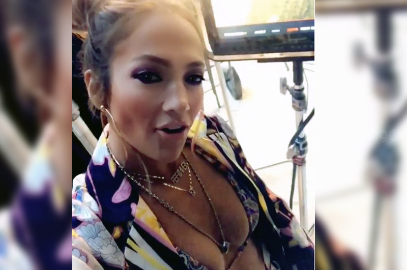 Jennifer Lopez Luce Sus Curvas En Ajustado Bikini Amarillo