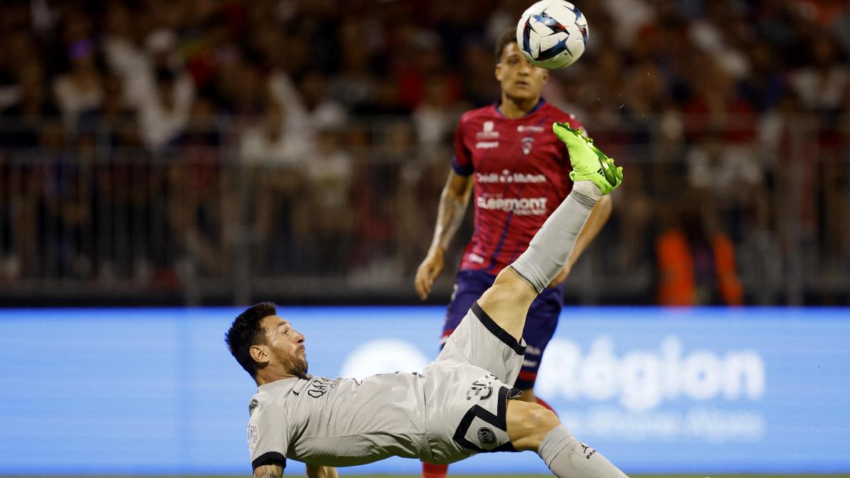 Contrôle De La Poitrine Et Retourné Acrobatique Lionel Messi Inscrit