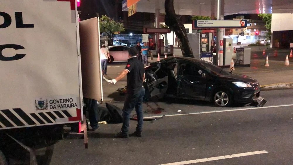 Carro Com Sete Pessoas Capota Em Avenida De João Pessoa E Uma Mulher