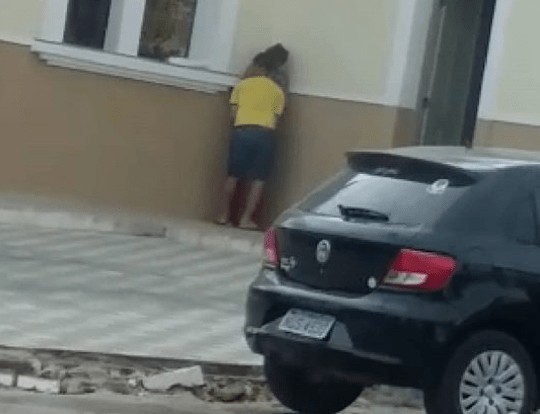 Casal é Flagrado Supostamente Fazendo Sexo Em Público Em Muro De Igreja