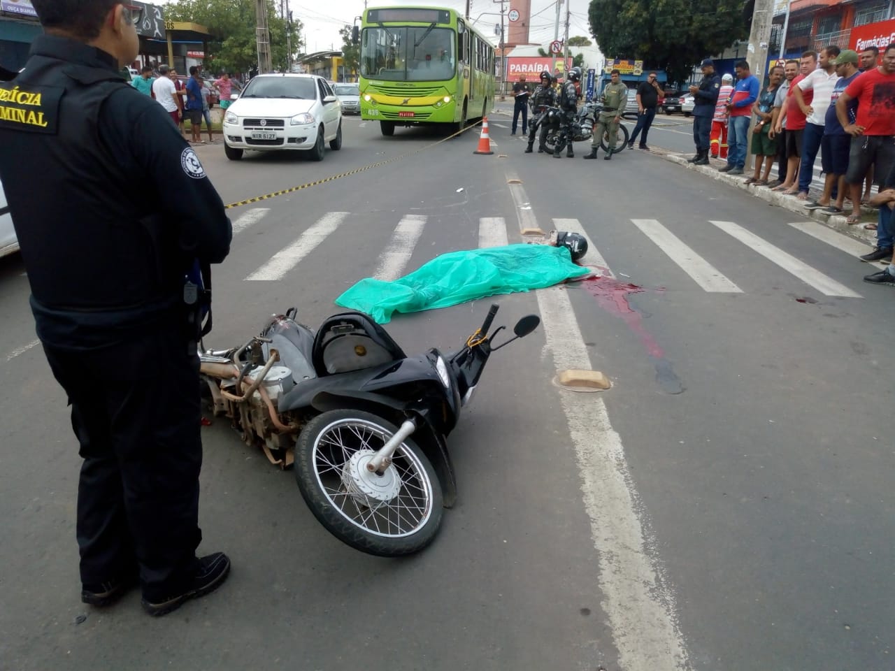 Mulher Morre Ao Cair De Motocicleta E Ter A Cabeça Esmagada Por ônibus