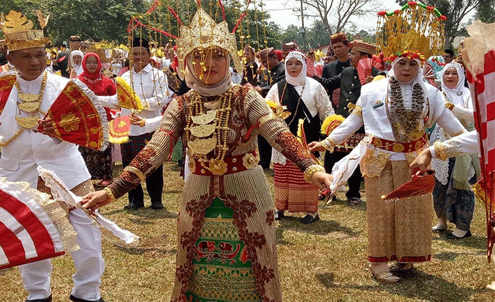 Tari Melinting Sejarah Properti Gerakan Dan Pola Lantai