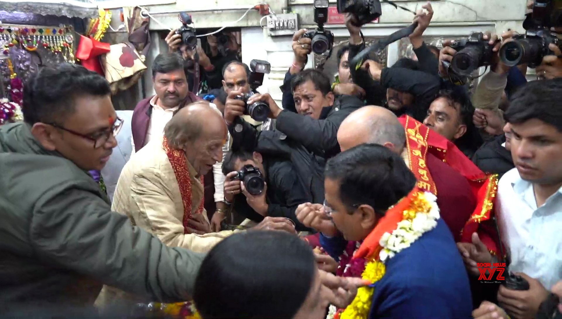 New Delhi Kejriwal Offers Prayers At Hanuman Temple In Cp Gallery