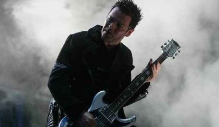 Rammstein Projeto Paralelo De Guitarrista Emigrate Anuncia Novo