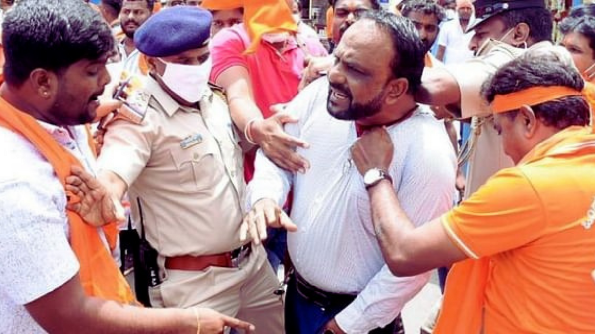 Pro Hindutva Members Assault Urdu Journalist During Protest In Mysuru