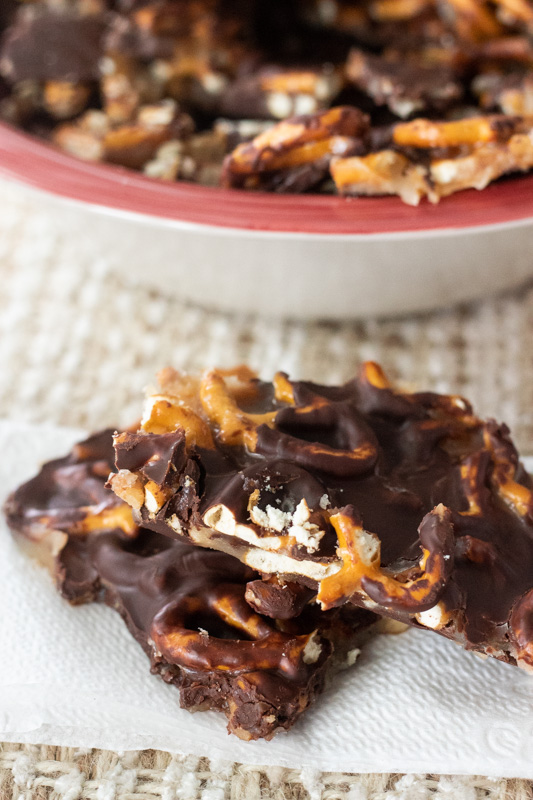 Honey Sweetened Chocolate Caramel Pretzel Bark The Cooks Treat