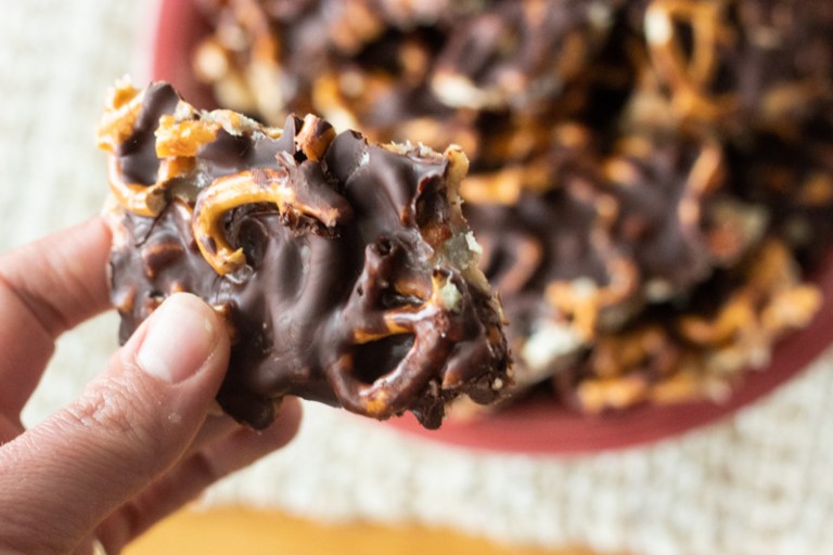 Honey Sweetened Chocolate Caramel Pretzel Bark The Cooks Treat