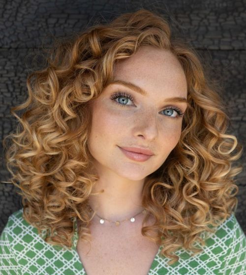 30 Head Turning Blonde Curly Hair Looks For 2024