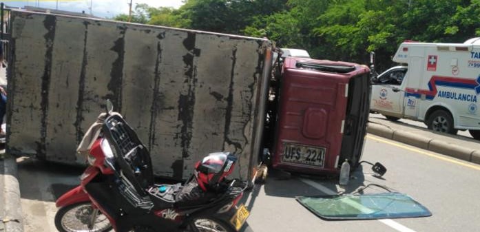 Conductor Y Ayudante Lesionados Tuvieron Que Descargar El Camión Para