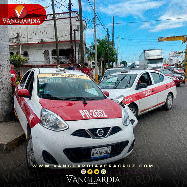 Fuerte Accidente Automovilístico En El Bulevar Lázaro Cárdenas