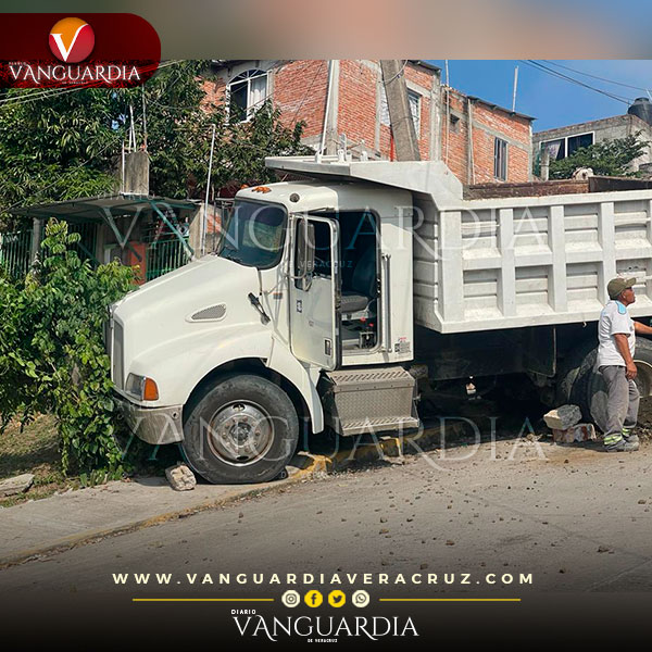 Camión De La Empresa Macgisa Estuvo A Punto De Caer A Una Vivienda En