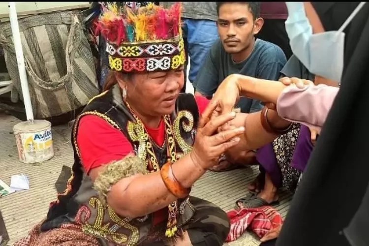 Mengenal Ibu Ida Dayak Dan Pengobatan Tulang Suku Dayak Kalimantan