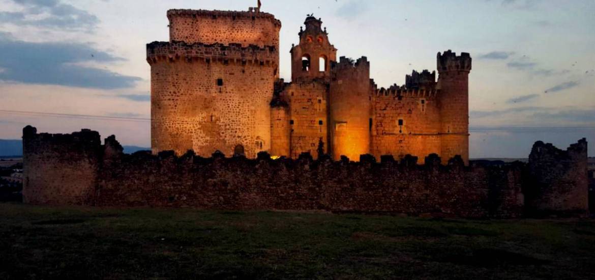 El Castillo De Turégano Segovia Con La Mochila