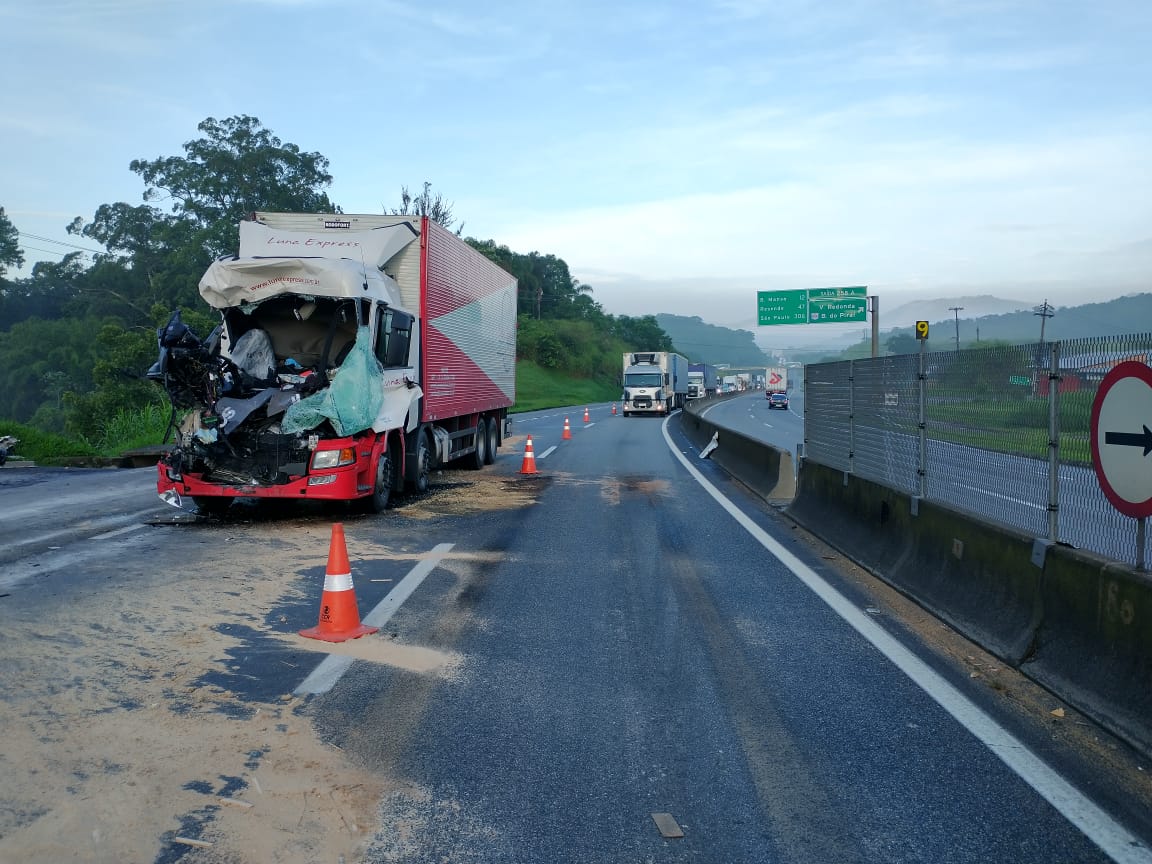 Caminhoneiro Morre Em Acidente Na Dutra Em Volta Redonda A Voz Da Cidade