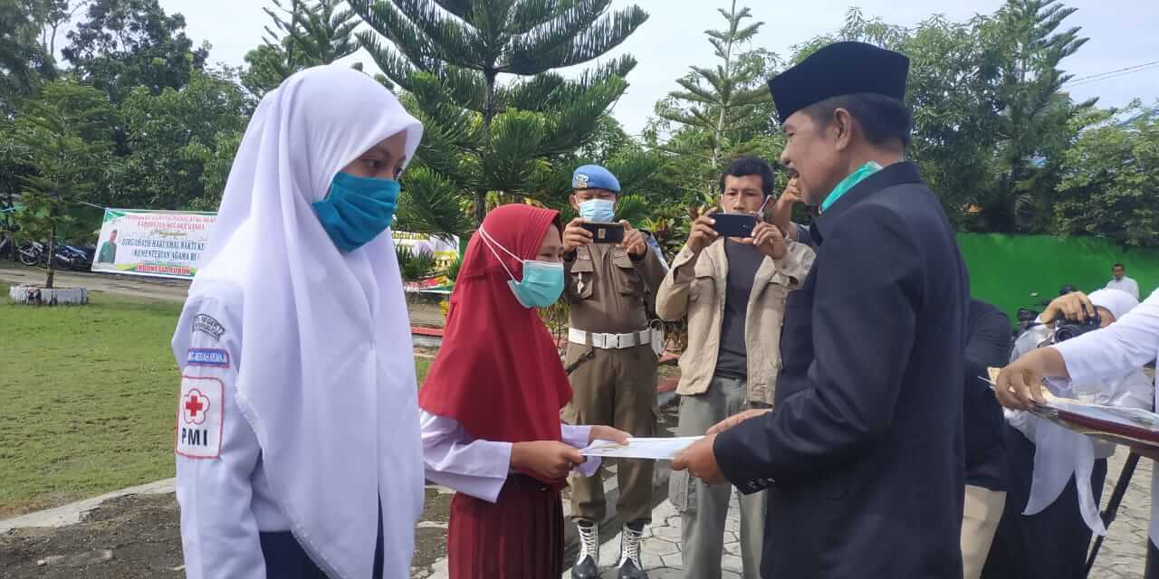 Kado Beasiswa Dari Bupati Kolaka Utara Untuk Dua Siswa Berprestasi