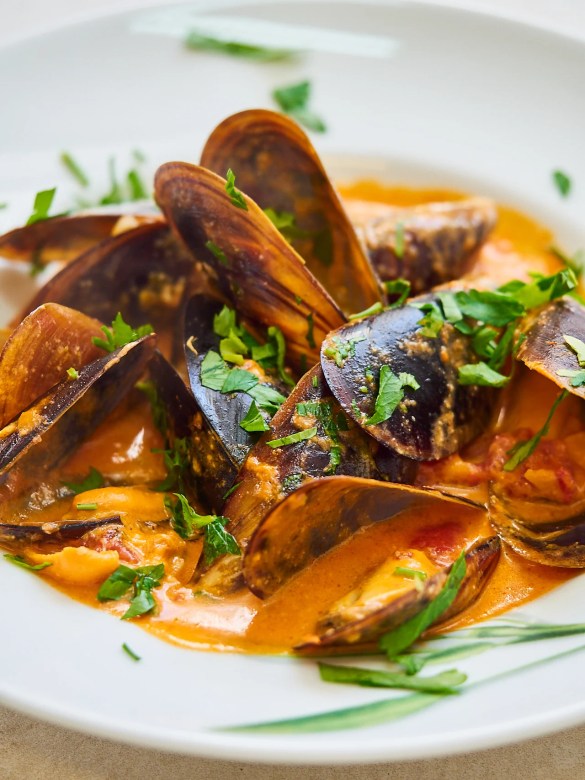 Mussels In Creamy And Spicy Tomato Sauce Recipe Video Delice Recipes