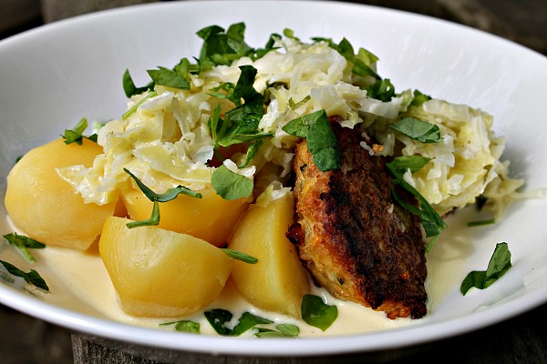 Kyllingefrikadeller Med Spidskål Kammerfruen Og Fedtegreven