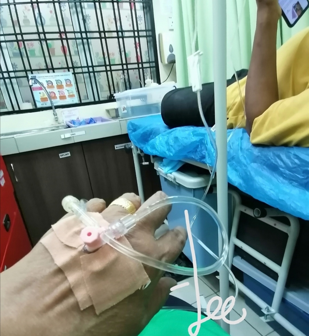 Drip Perempuan Gambar Tangan Kena Masuk Air Di Hospital Baru 2 Minggu