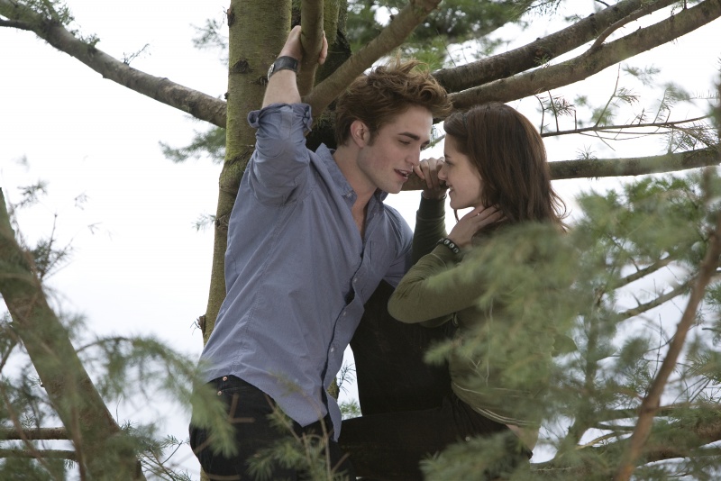 Kristen Stewart As Bella And Robert Pattinson As Edward In Twilight In
