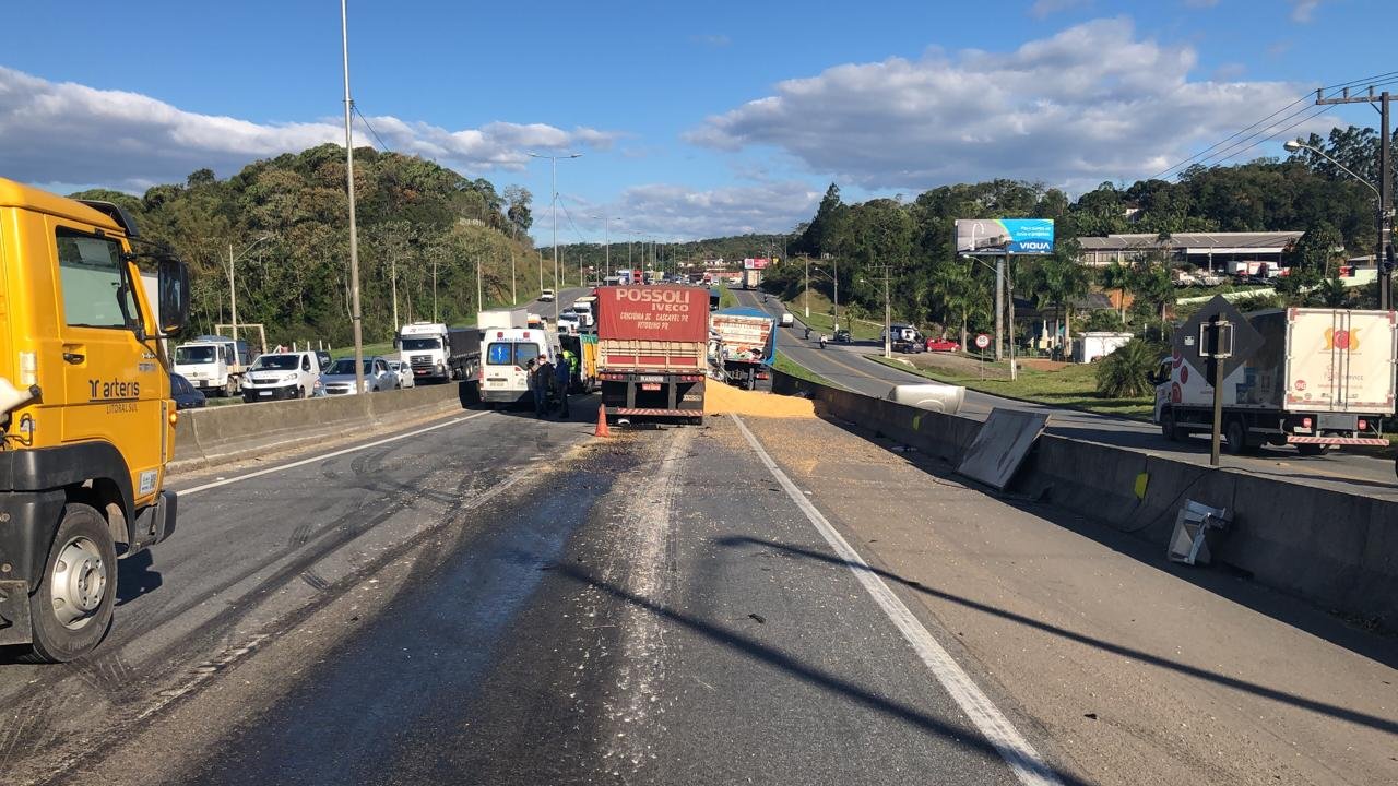 Acidente Entre Três Caminhões Interdita Br 101 Em Joinville