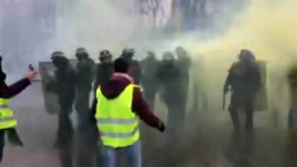 Paris Police Fire Tear Gas As ‘yellow Vest Protests Rage Over Rising