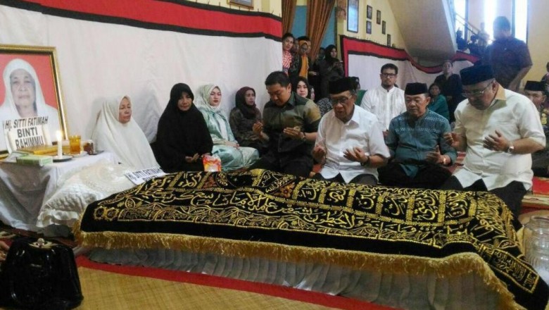 Melayat Di Rumah Duka Asrun Puji Kesuksesan Ibunda Nur Alam