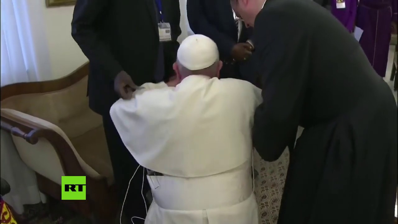 El Papa Francisco Besa Los Pies De Los Líderes De Sudán Del Sur Para