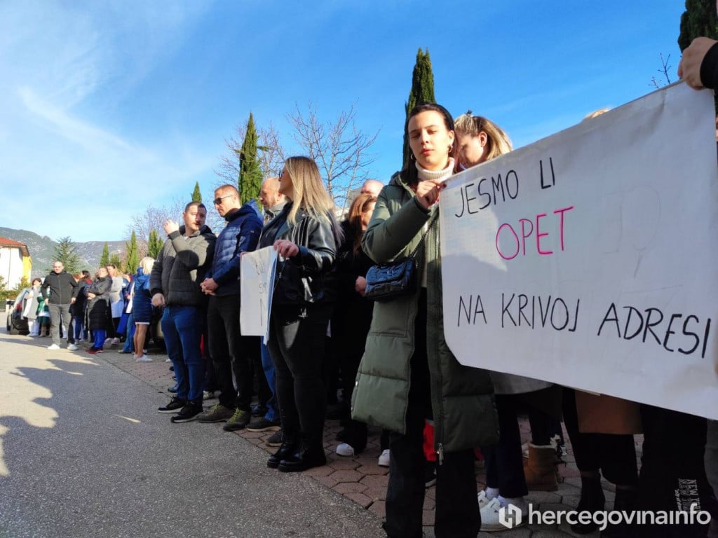 Fotovideo Sindikalisti Doma Zdravlja Prosvjedovali “zaslužili Smo I