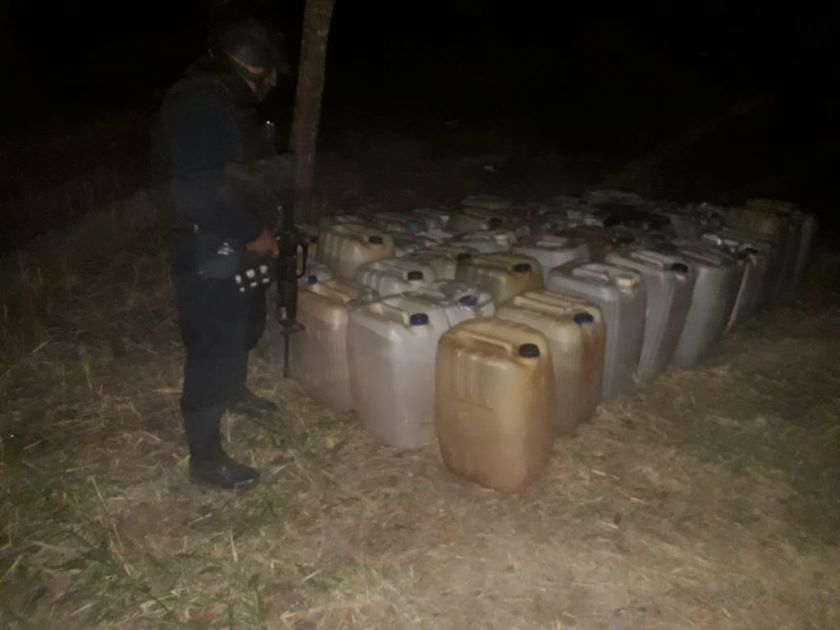 Policía Decomisa Más De 2 Mil Litros De Huachicol En Oaxaca