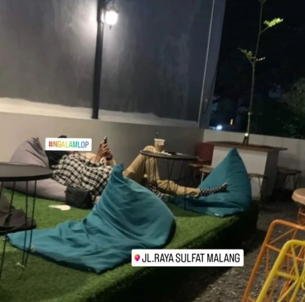 Viral Sejoli Bermesraan Di Kafe Kawasan Sulfat Kota Malang Tiduran