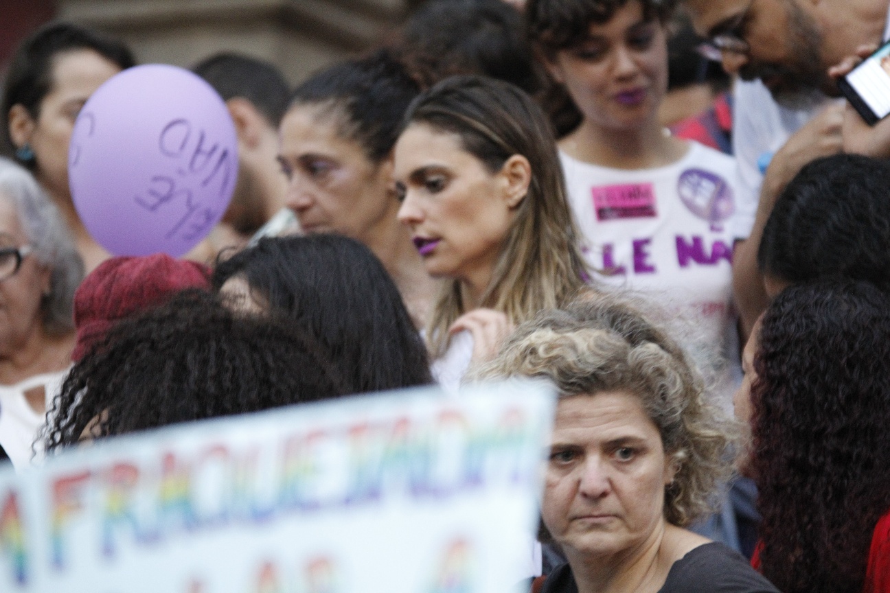 Atriz Da Globo é Flagrada Fazendo Xixi Na Rua Após Ato Contra Bolsonaro