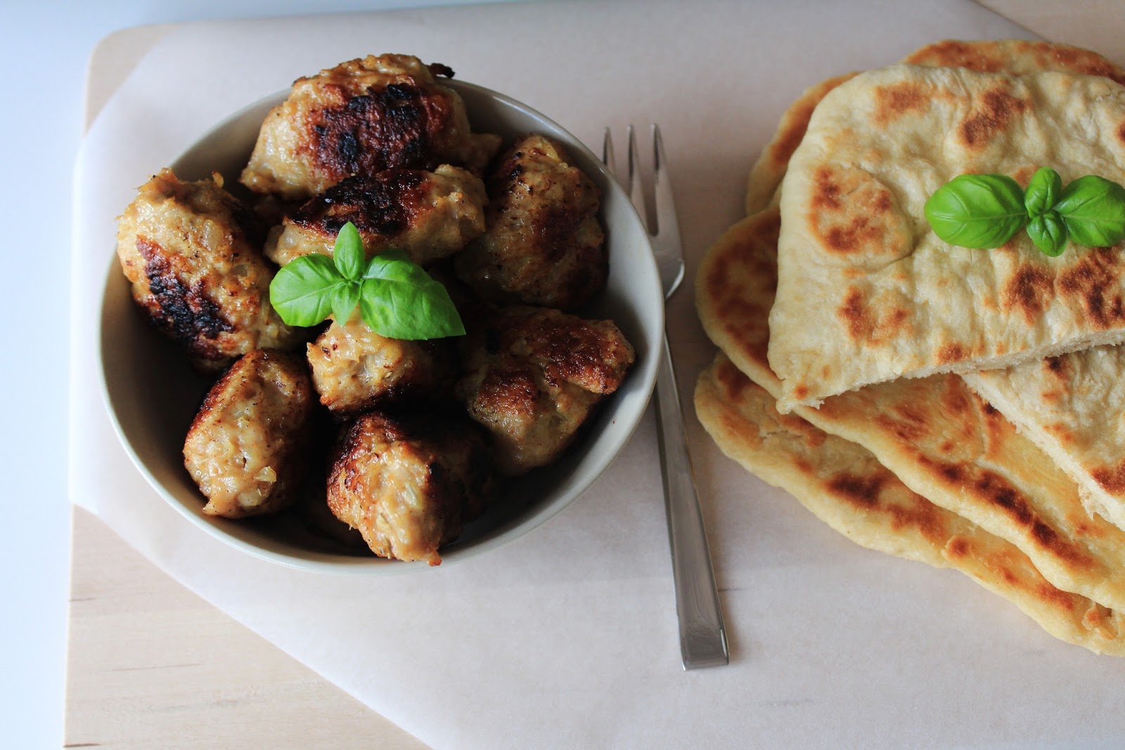 Kyllingekødboller Med Fladbrød Nemme Kyllingefrikadeller