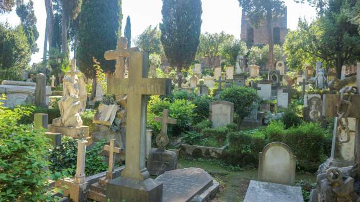 Il Cimitero Acattolico Di Roma E Le Tombe Famose Degli Artisti