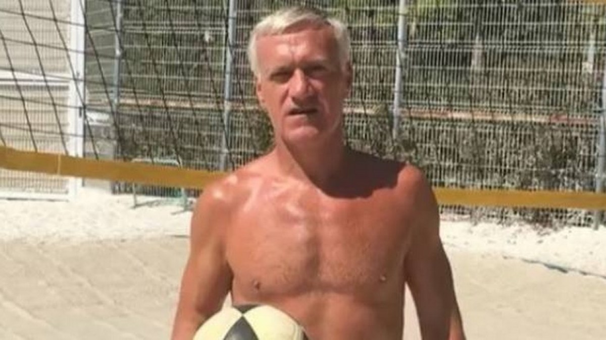 Didier Deschamps En Boxer Moulant Sur La Plage Il Sapprête à