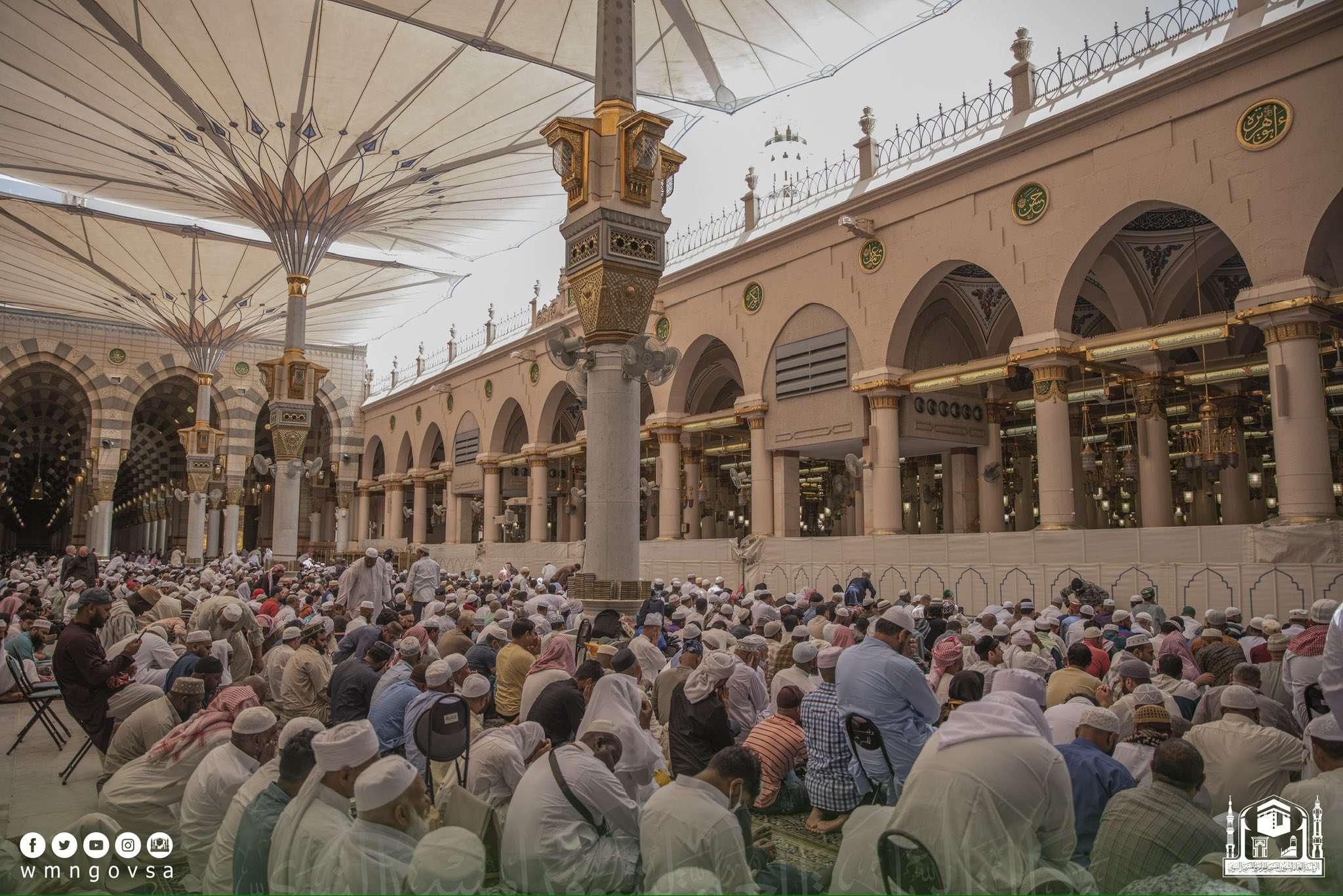 جموع المصلين يؤدون صلاة الجمعة في المسجد النبوي بانسيابية وأمان