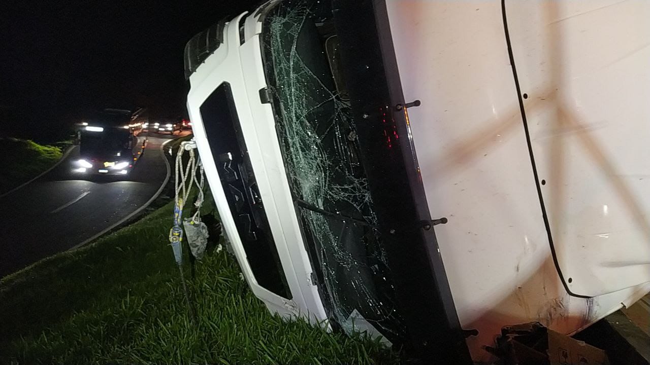 Carreta Tomba Na Via Dutra Em Barra Mansa E Deixa Quatro Feridos A