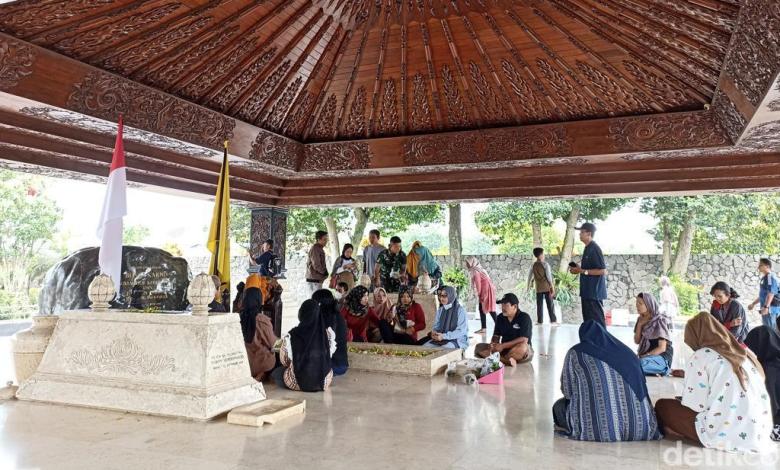 Pada Hari Raya Nataru Mahasiswa Berduyun Duyun Ke Makam Bung Karno