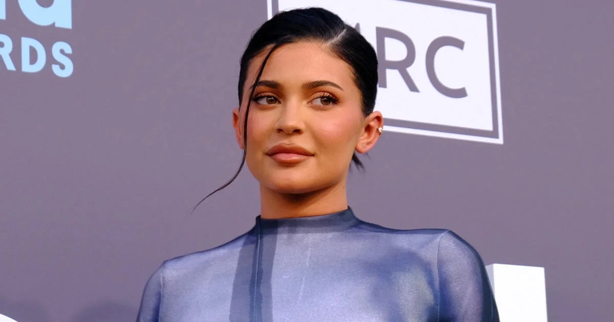 Kylie Jenner Laughs Off Breastfeeding Wardrobe Malfunction Trendradars