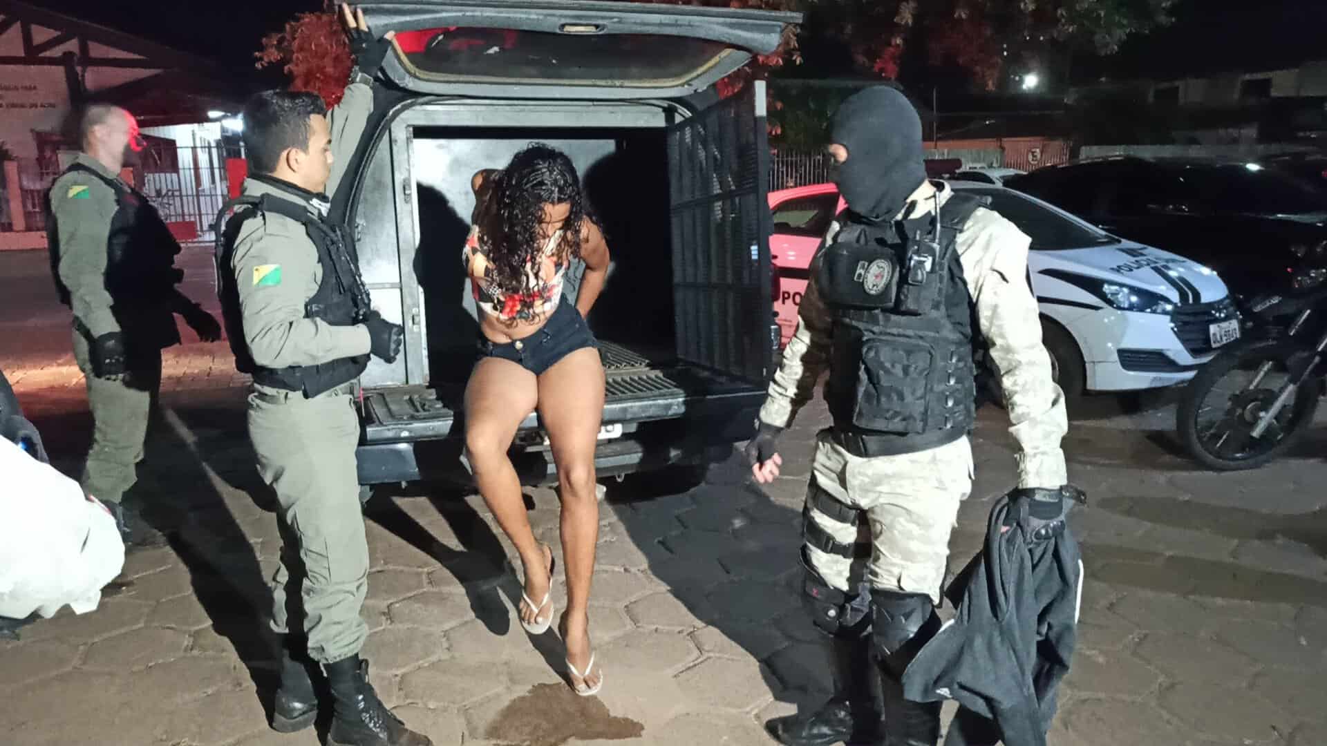 Mulher é Presa Enquanto Vendia Droga No Canal Do Bairro Ivete Vargas