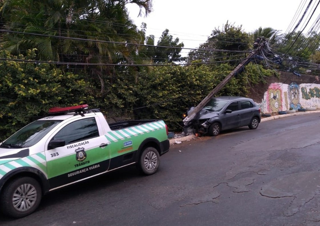 Poste Do Bairro De Itapuã Fica Pendurado Pela Fiação Após Ser Atingido