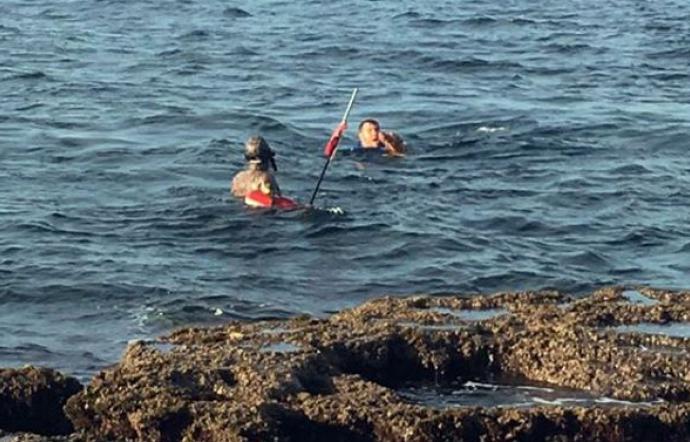 Carini Si Tuffa In Mare Per Salvare Un Cane Zeus è Stato Tratto In