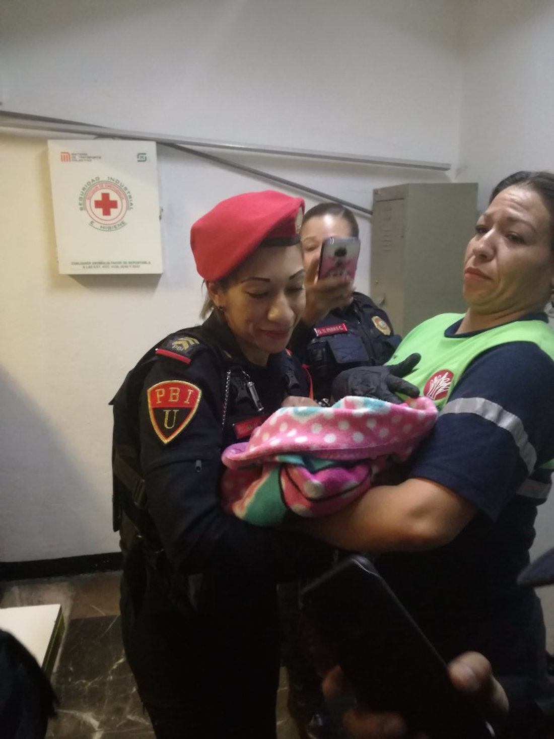 Policías Del Metro De La Cdmx Ayudan A Una Usuaria Que Dio A Luz En La