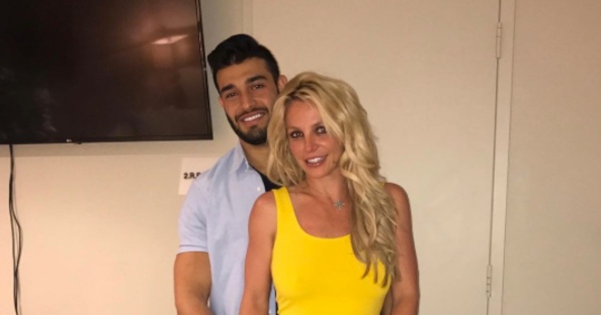 Britney Spears Sam Asghari Show Off Their Hot Bodies In Pool